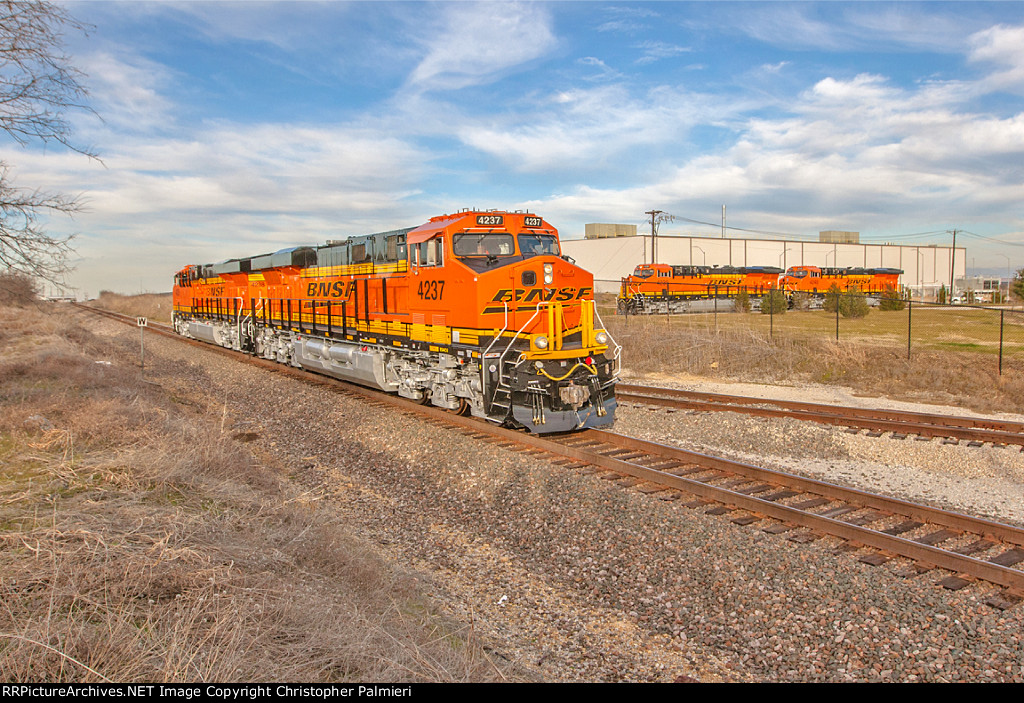 BNSF 4237 & 4238 Meet BNSF 4239 & 4240
